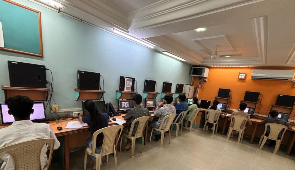 Computer Lab – R J Tibrewal Commerce College
